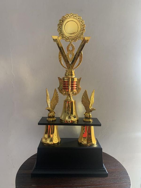 Trophy Kaki Dua Besar Bahan Plastik, Tinggi 30 cm