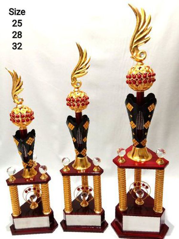 Trophy Kaki Dua Besar Bahan Plastik, Tinggi 30 Cm