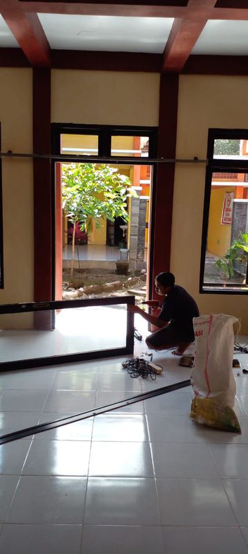 Perbaikan sistem rel pintu sliding (exclude sparepart)