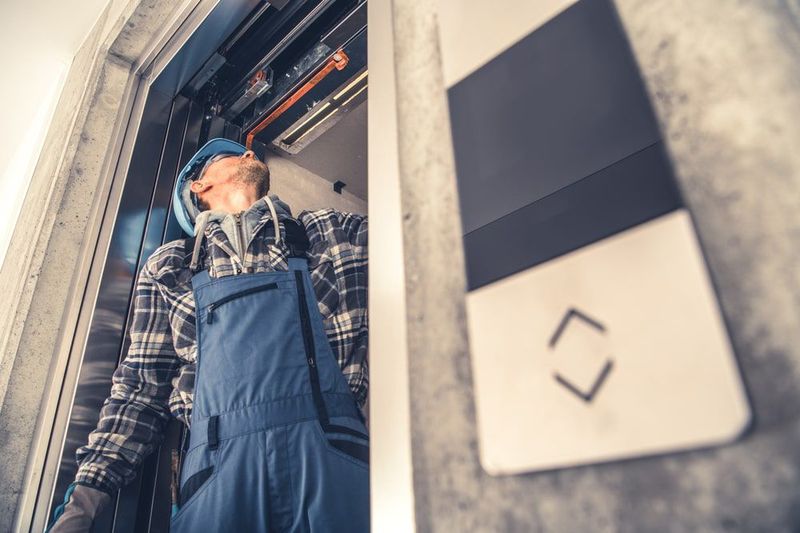 Perbaikan dan penggantian komponen lift/ elevator - Bulat, Kotak