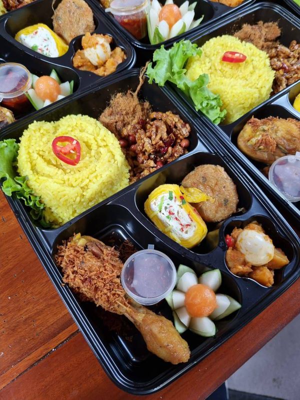 Paket Bento Nasi Kuning