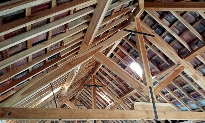 Pekerjaan Pemasangan Rangka Plafond Atap Kayu 50x100 (tahun)