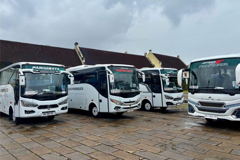 Sewa bus sedang