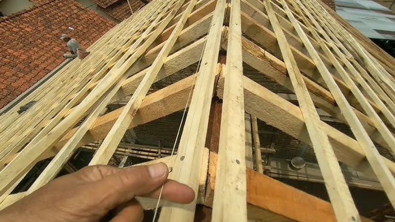 Pekerjaan Pasang Rangka Plafond Kayu 50x100 (tahun)