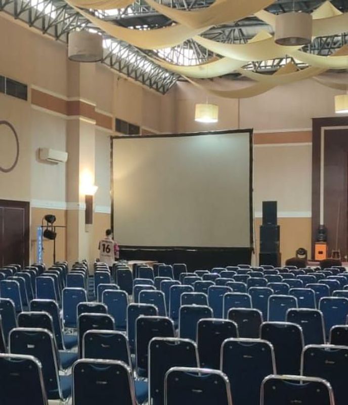 Infocus 5.000 lm & Screen 4x3 M