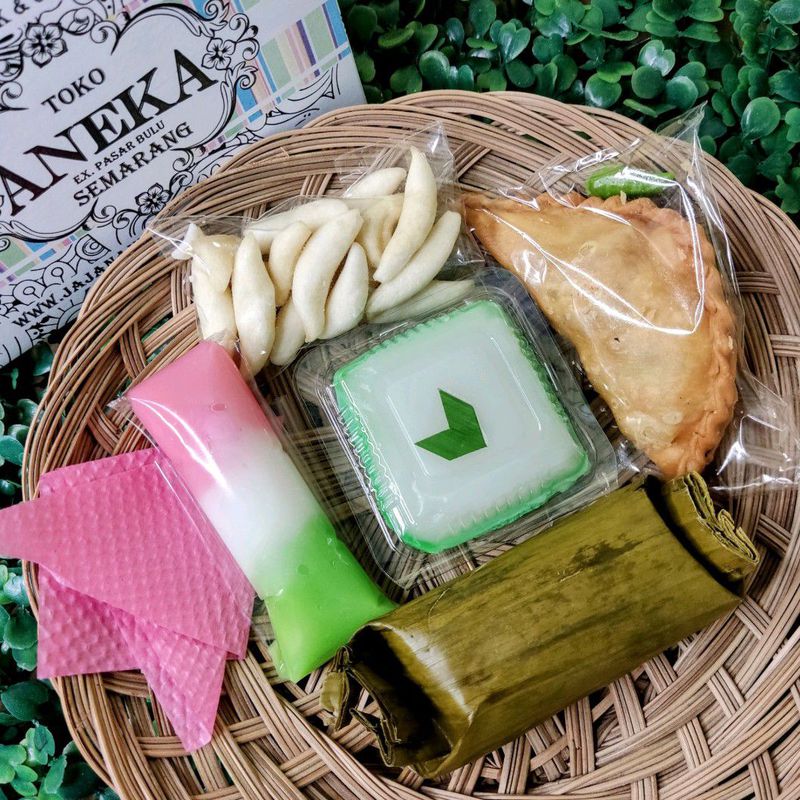 Snack Kotak 4 makanan + 1 Kletikan / Mineral Gelas - Kletikan