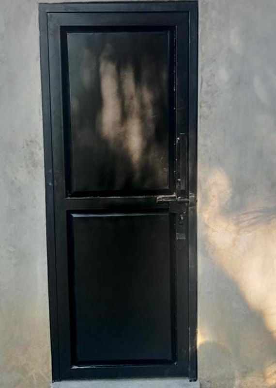 Pas. Pintu Besi