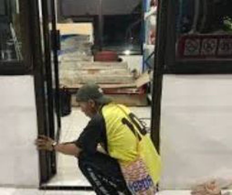 Perbaikan pintu aluminium di kelas - kelas