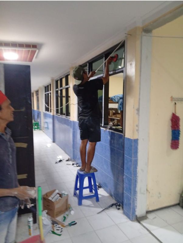 Penggantian Kusen Pintu dan Jendela Ruang Laboratorium Resep