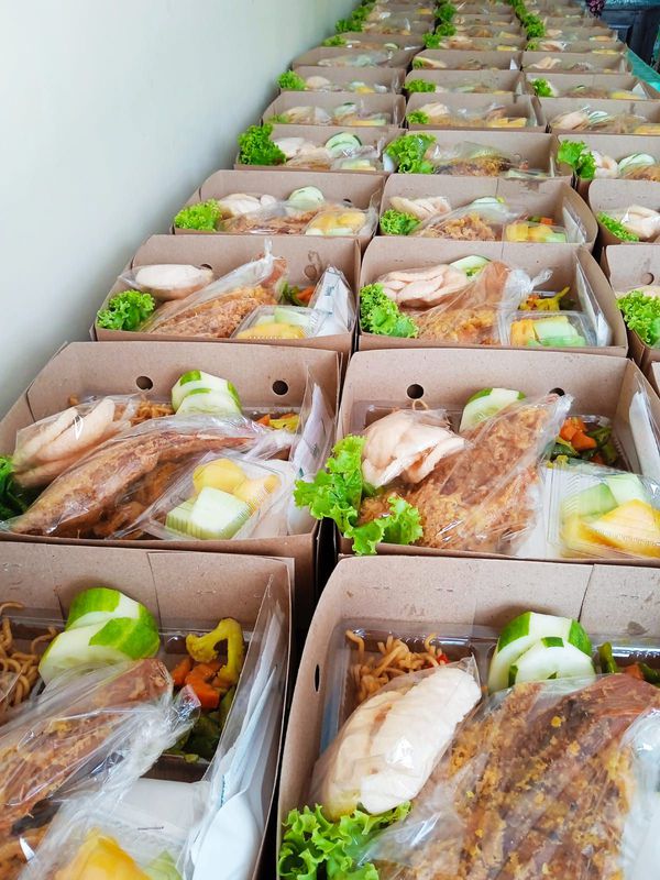 Makanan dan Minum ( Nasi Box )