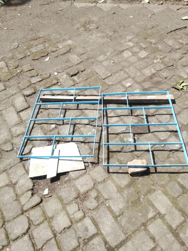 Tralis besi plat strip jendela