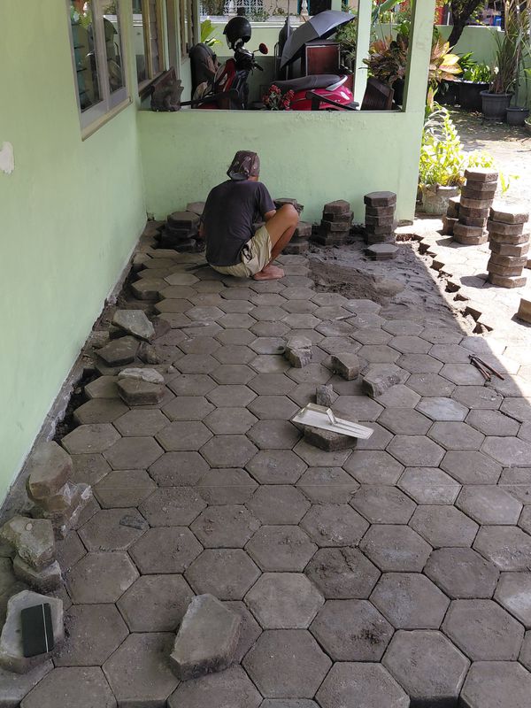Pemeliharaan Pustu Gejawan Berupa Bongkar Paving Halaman